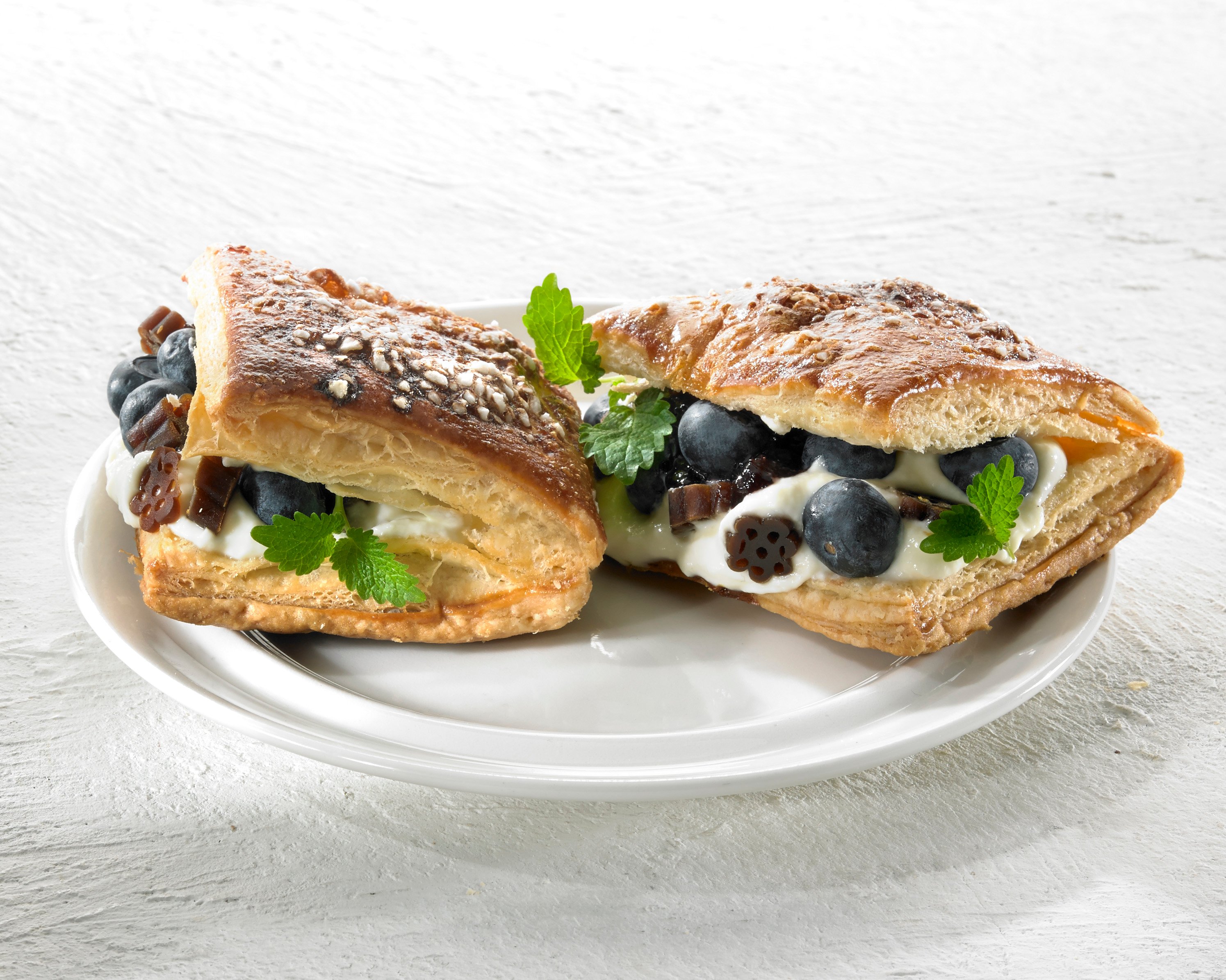 Cannolit mustikka-ricottakermatäytteellä | Myllyn Paras